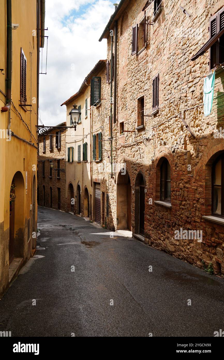 Medieval street buildings tuscany hi-res stock photography and images ...
