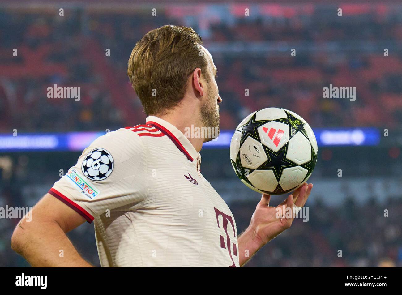 Harry Kane, FCB 9 with ball in the group league match FC BAYERN ...