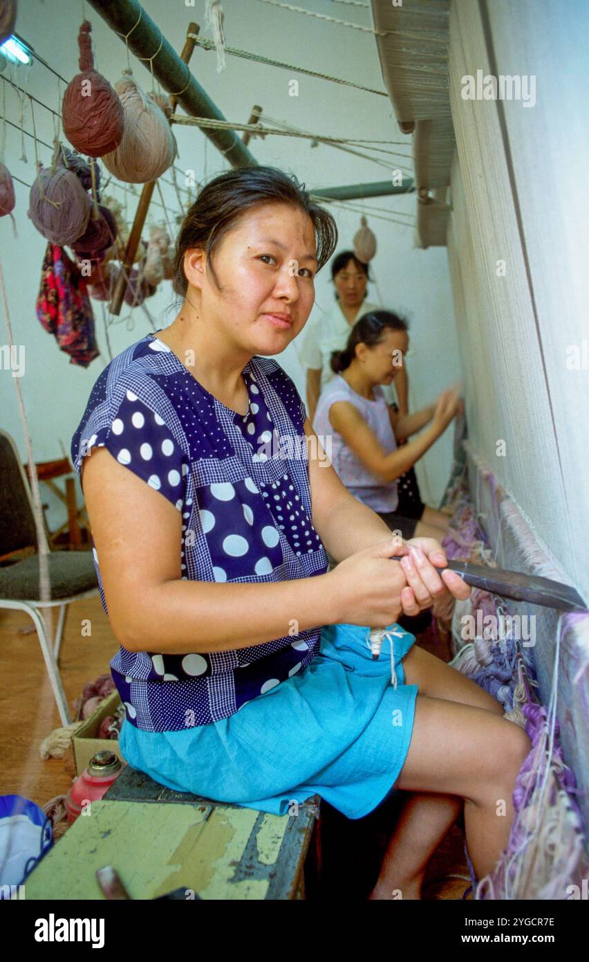 Female factory worker china hi-res stock photography and images - Alamy