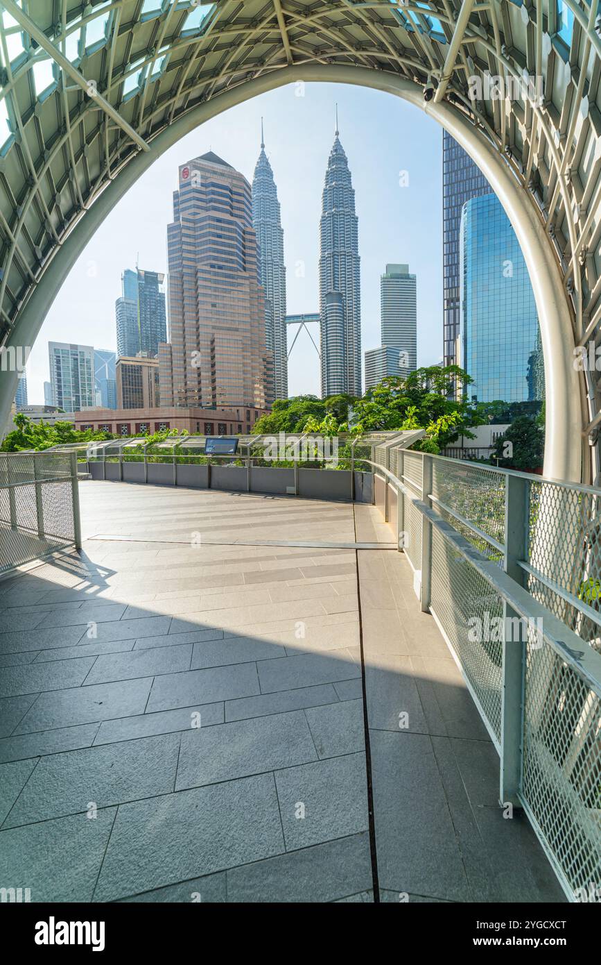 View of the Petronas Twin Towers through Saloma Link Bridge Stock Photo ...
