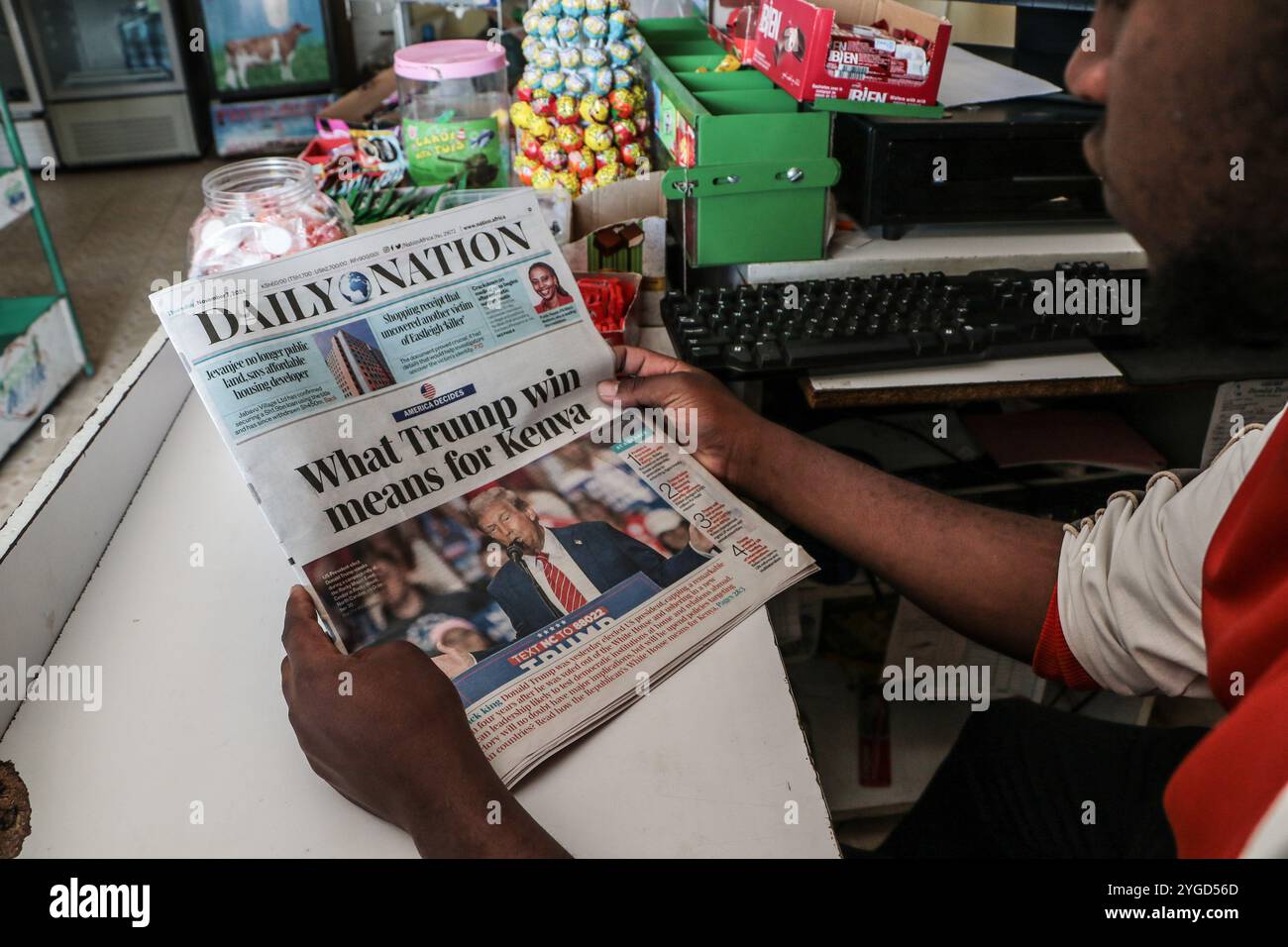 Nakuru, Kenya. 07th Nov, 2024. A Kenyan man reads newspapers at a shop ...