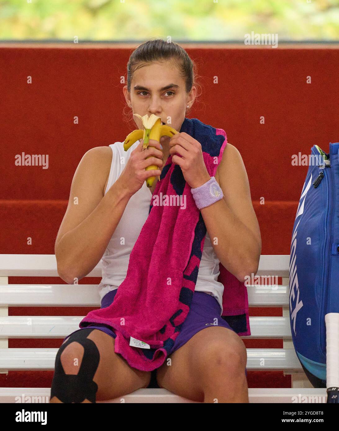 Antonia Schmidt (GER) (Foto) eats a banana in her match against ...