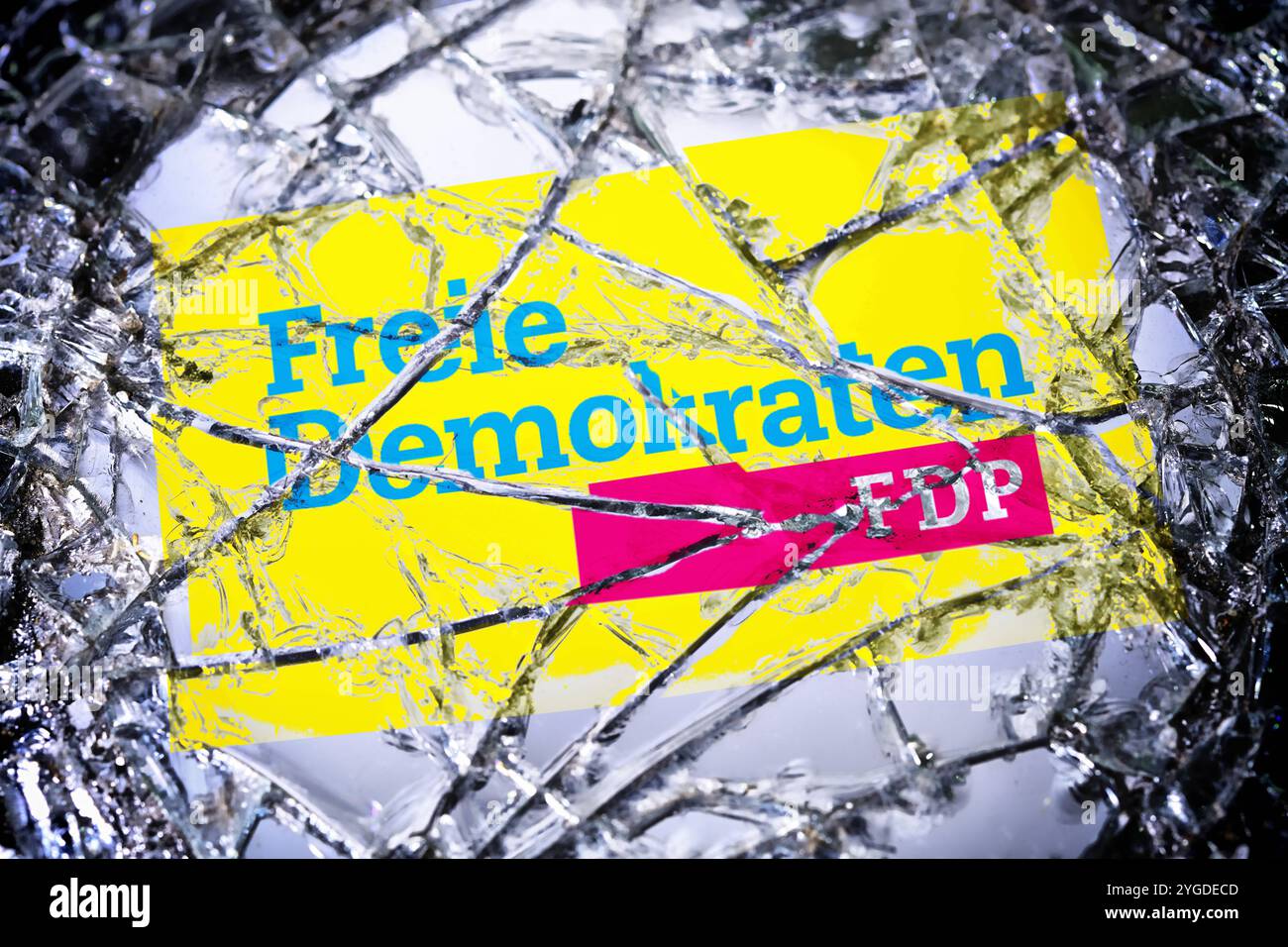 FOTOMONTAGE, FDP-Logo in einem zerbrochenen Spiegel *** FOTOMONTAGE ...