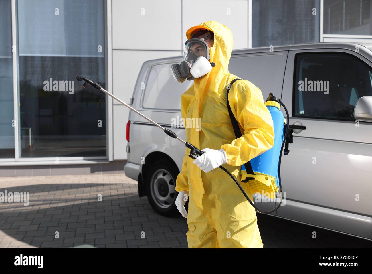Pest control worker with spray tank outdoors Stock Photo - Alamy