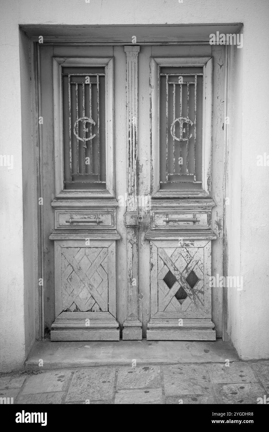 Old door frame architecture detail Black and White Stock Photos ...