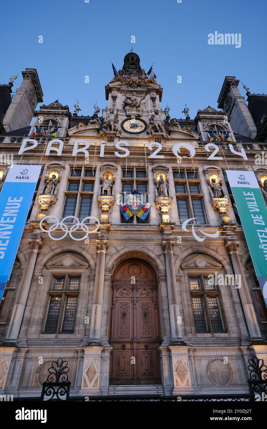 The facade of the parisian city hall with the decoration of the summer ...