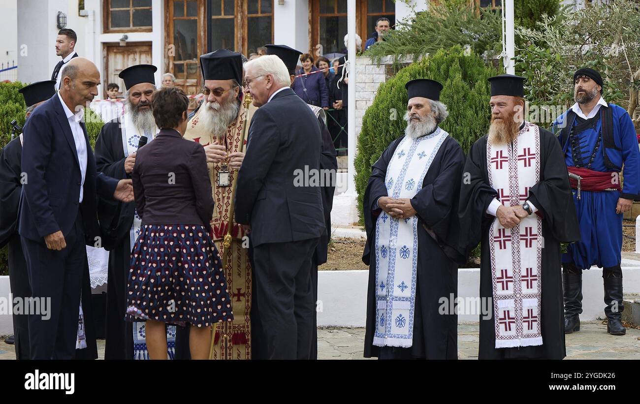 Priests attire hi-res stock photography and images - Alamy