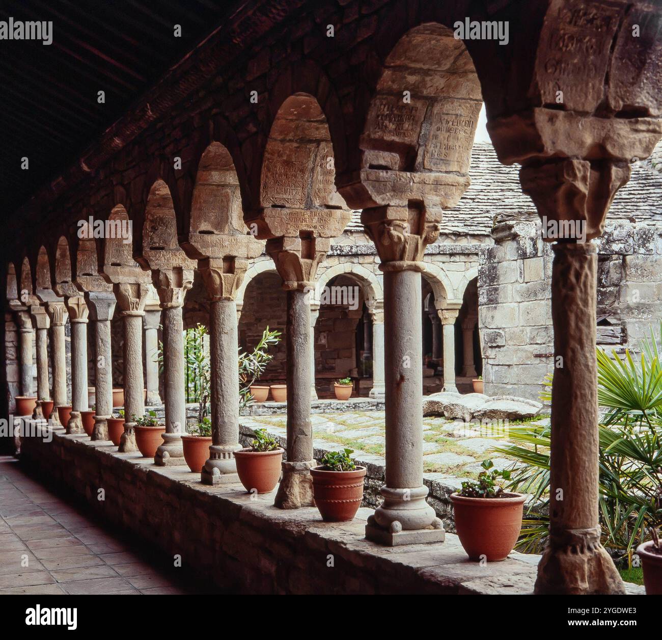 Claustro románico de la Catedral de San Vicente de Roda de Isábena ...