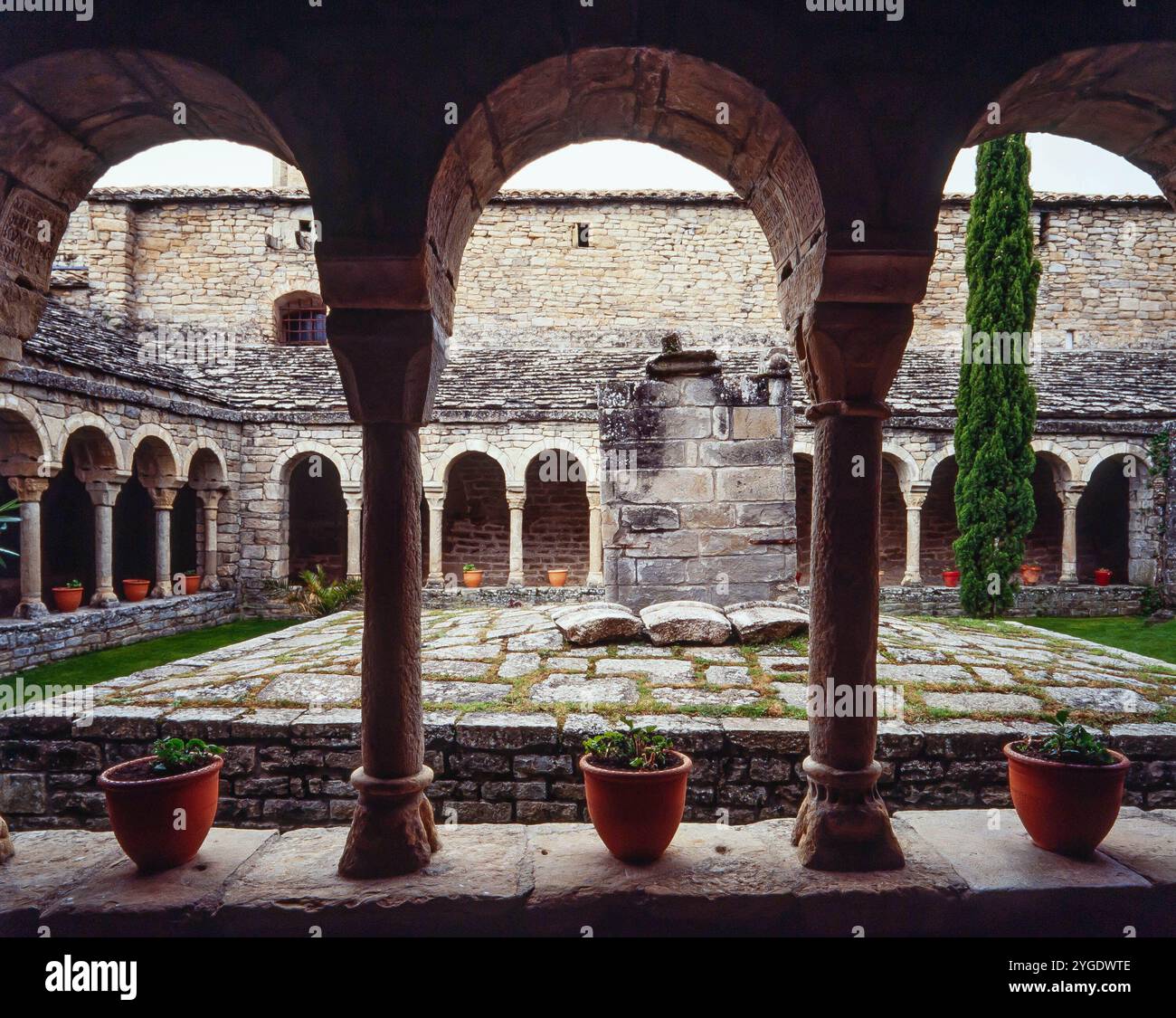 Claustro románico de la Catedral de San Vicente de Roda de Isábena ...