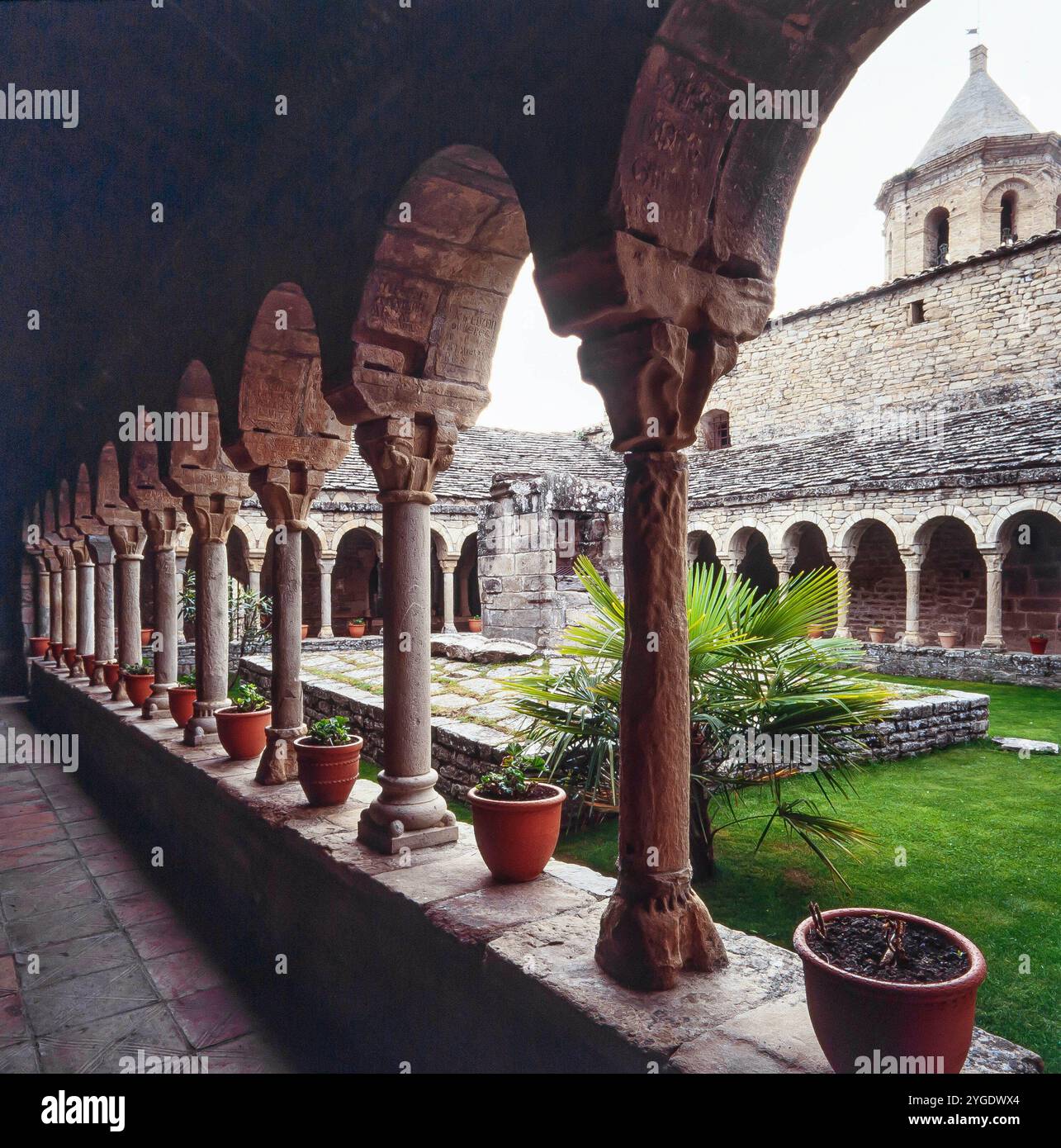 Claustro románico de la Catedral de San Vicente de Roda de Isábena ...
