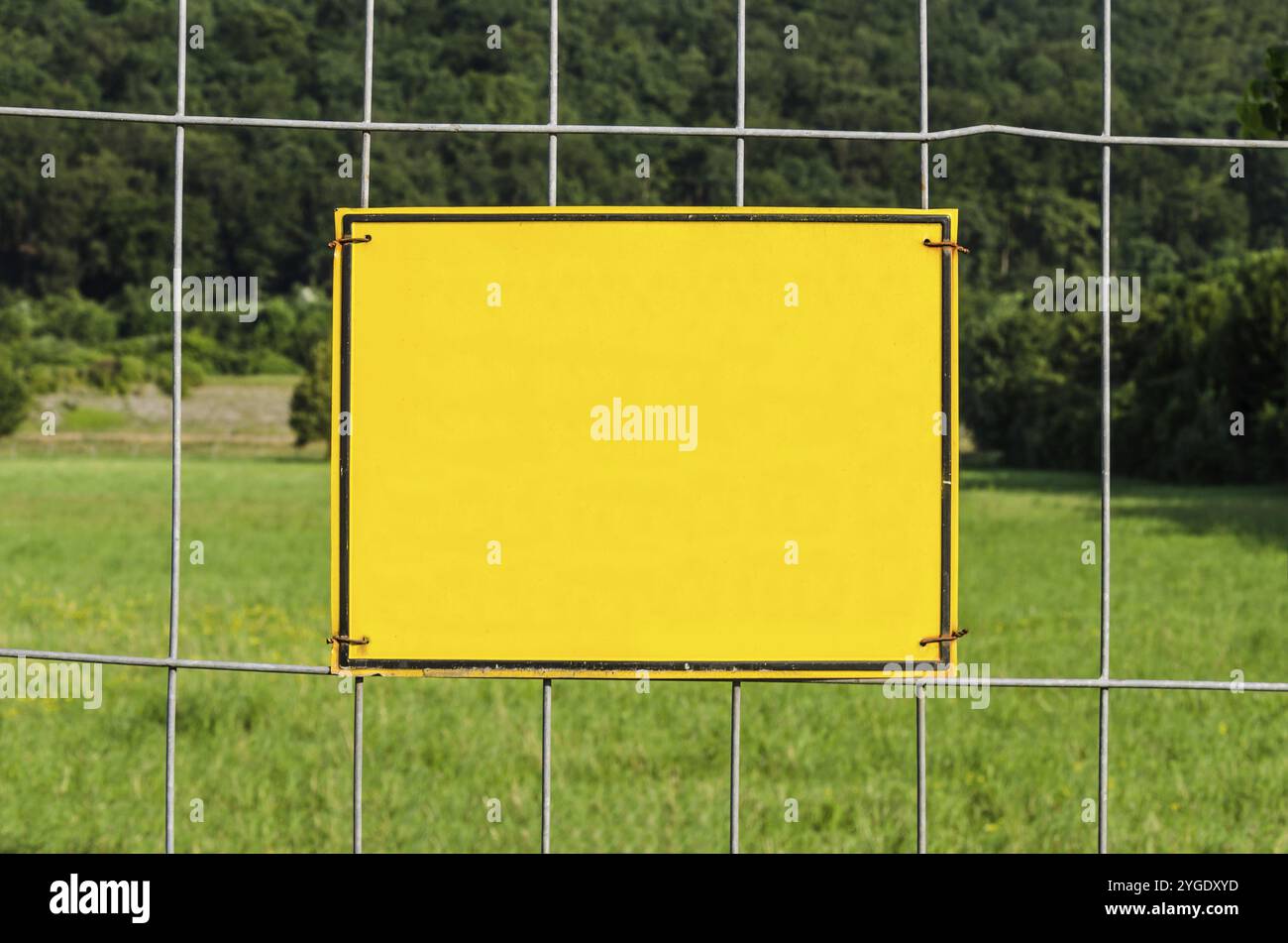 Yellow sign signs hi-res stock photography and images - Alamy