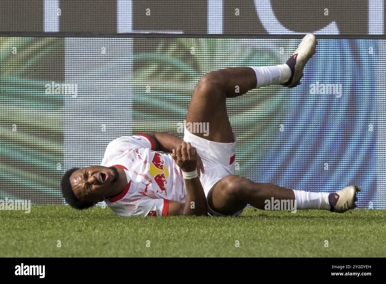Football match, Lois OPENDA RB Leipzig writhes on the ground screaming ...