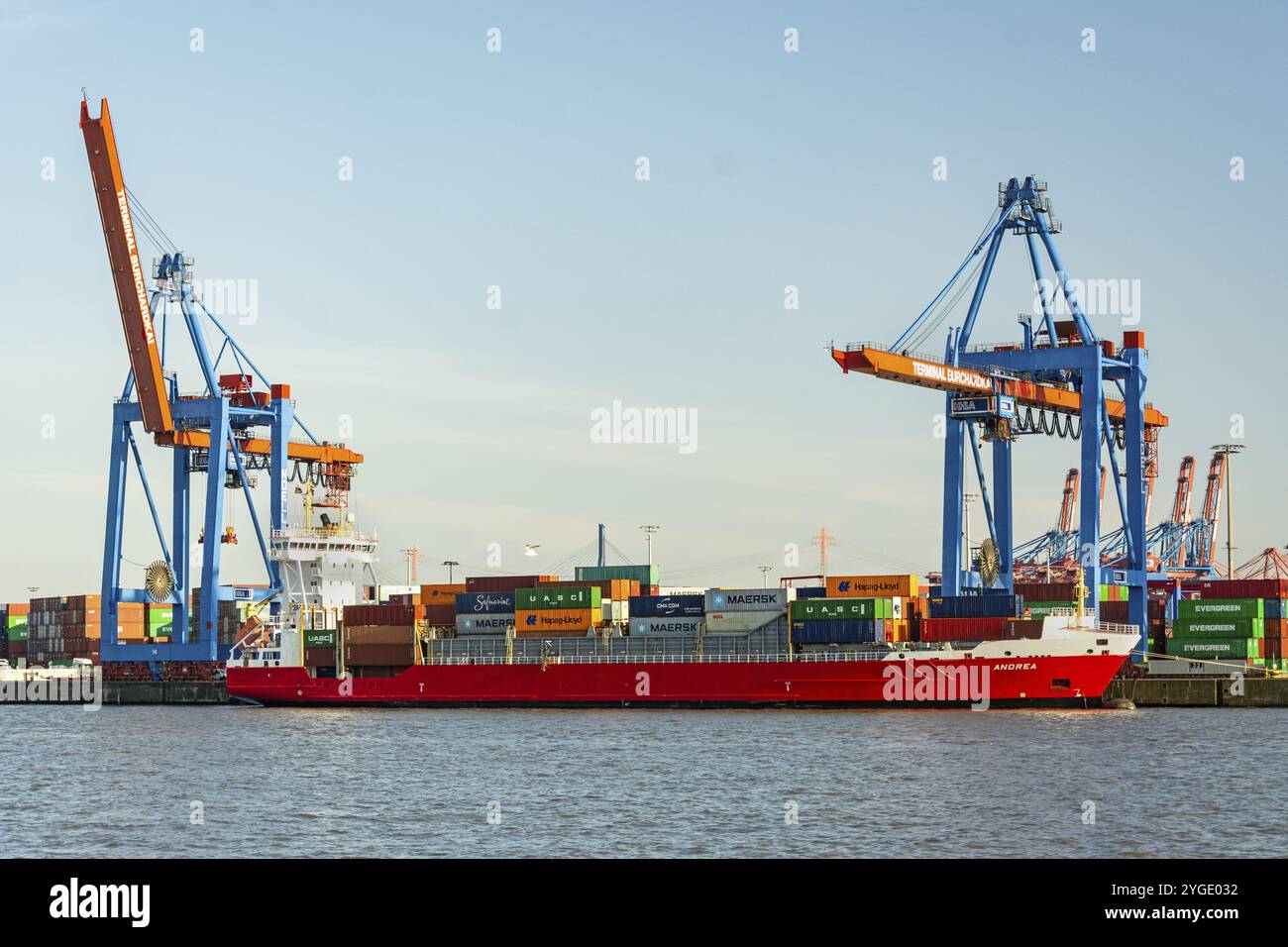Container vessel and harbour facilities at a the Burchardkai container ...