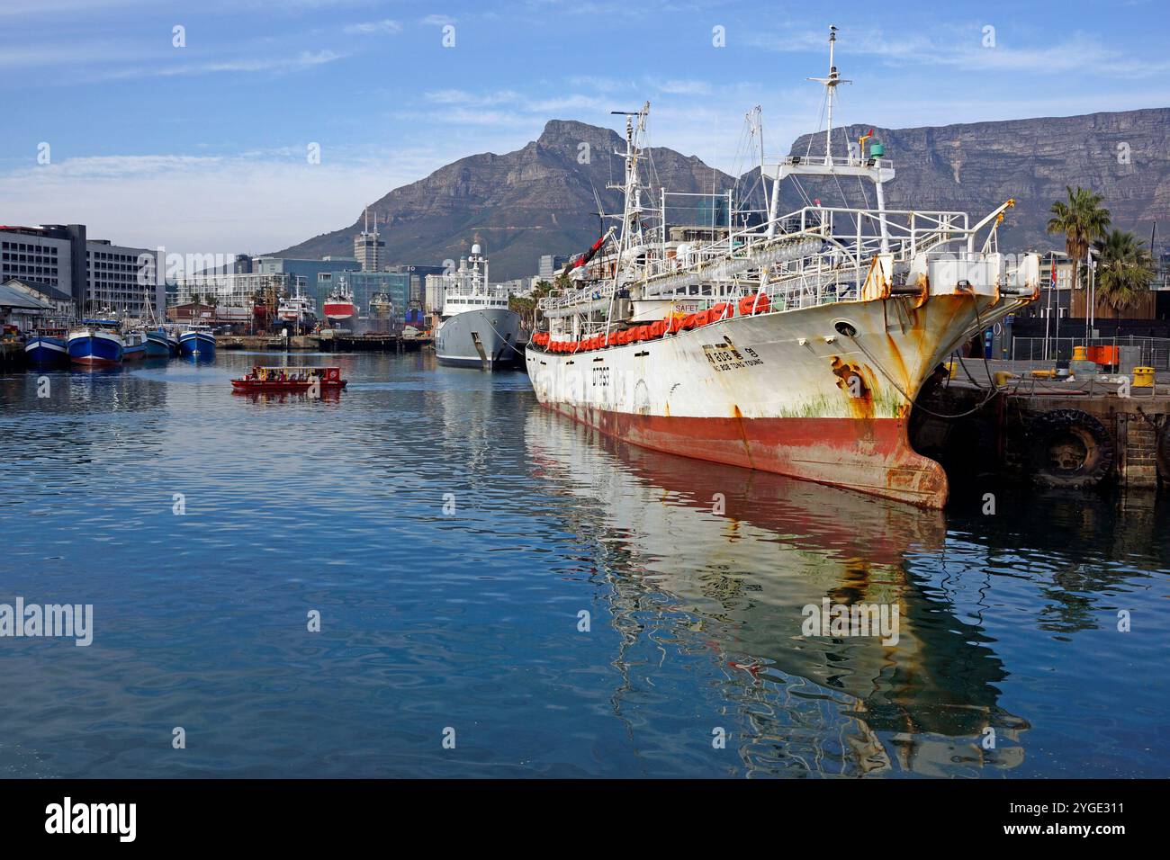 Cape Town's working harbour at the V&A Waterfront, South Africa Stock ...