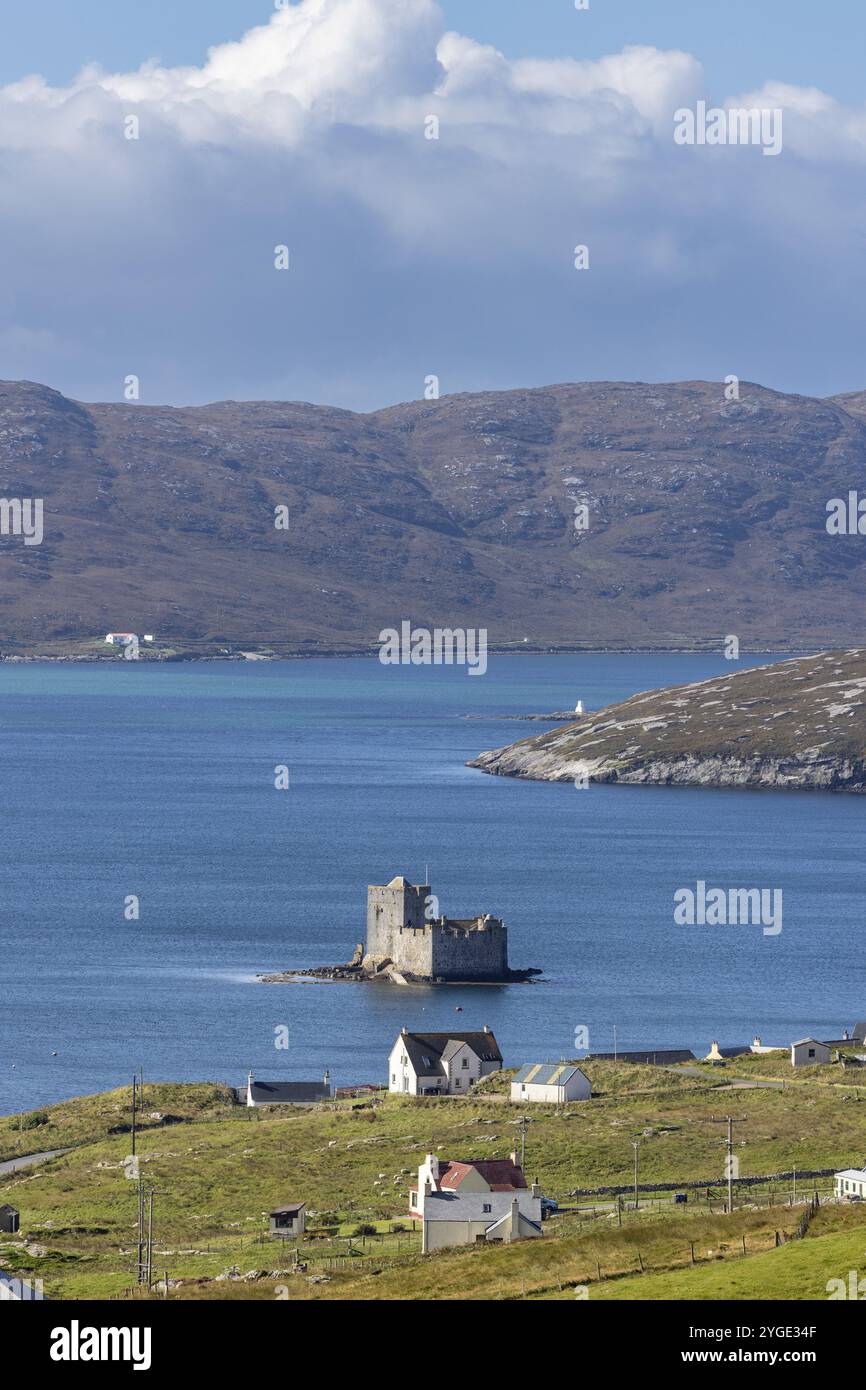 Kisimul Castle, ruined castle on an island in the bay, Castle Bay ...
