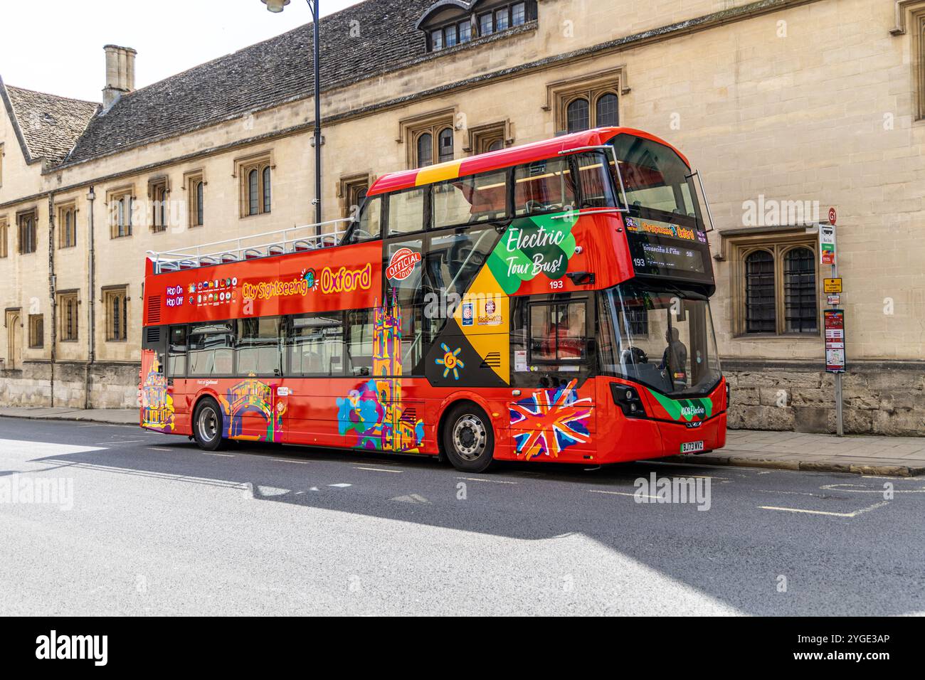 Oxford , UK - June 5, 2024: Open top bus for Oxford City Tours in ...