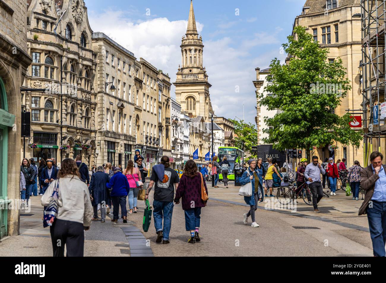 Oxford , UK - June 5, 2024: Hight street view with people and Oxford ...