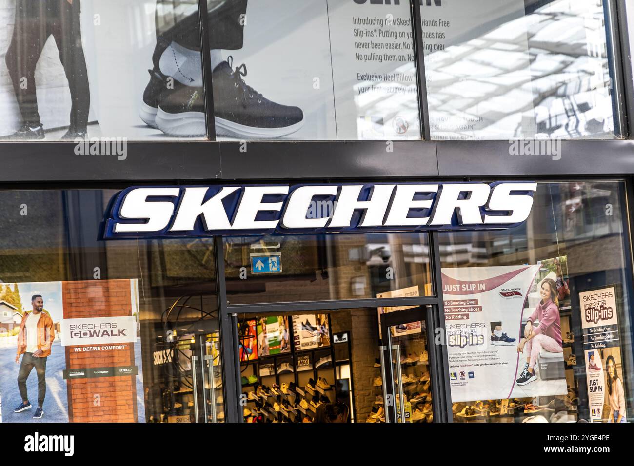 Skechers logo sign hi-res stock photography and images - Alamy