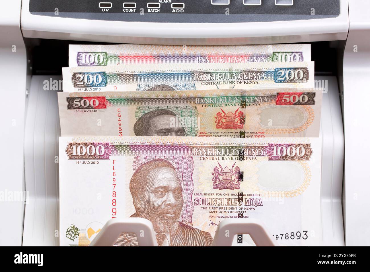 Kenyan money - shilling in the counting machine Stock Photo - Alamy
