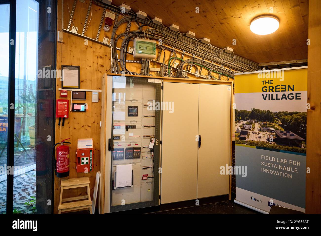 DELFT - The wiring of the office control room during the presentation ...