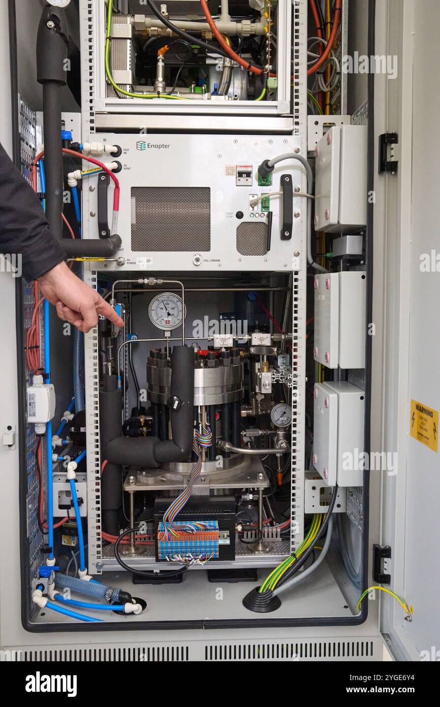 DELFT - The compressor of the hydrogen plant during the presentation of ...