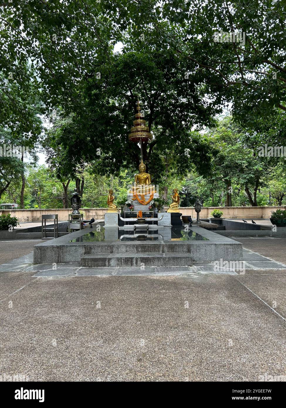 Tranquil temple setting hi-res stock photography and images - Alamy