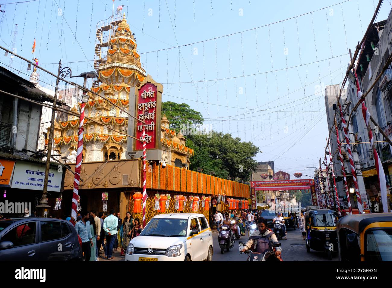 Dagadusheth halwai ganpati temple hi-res stock photography and images ...