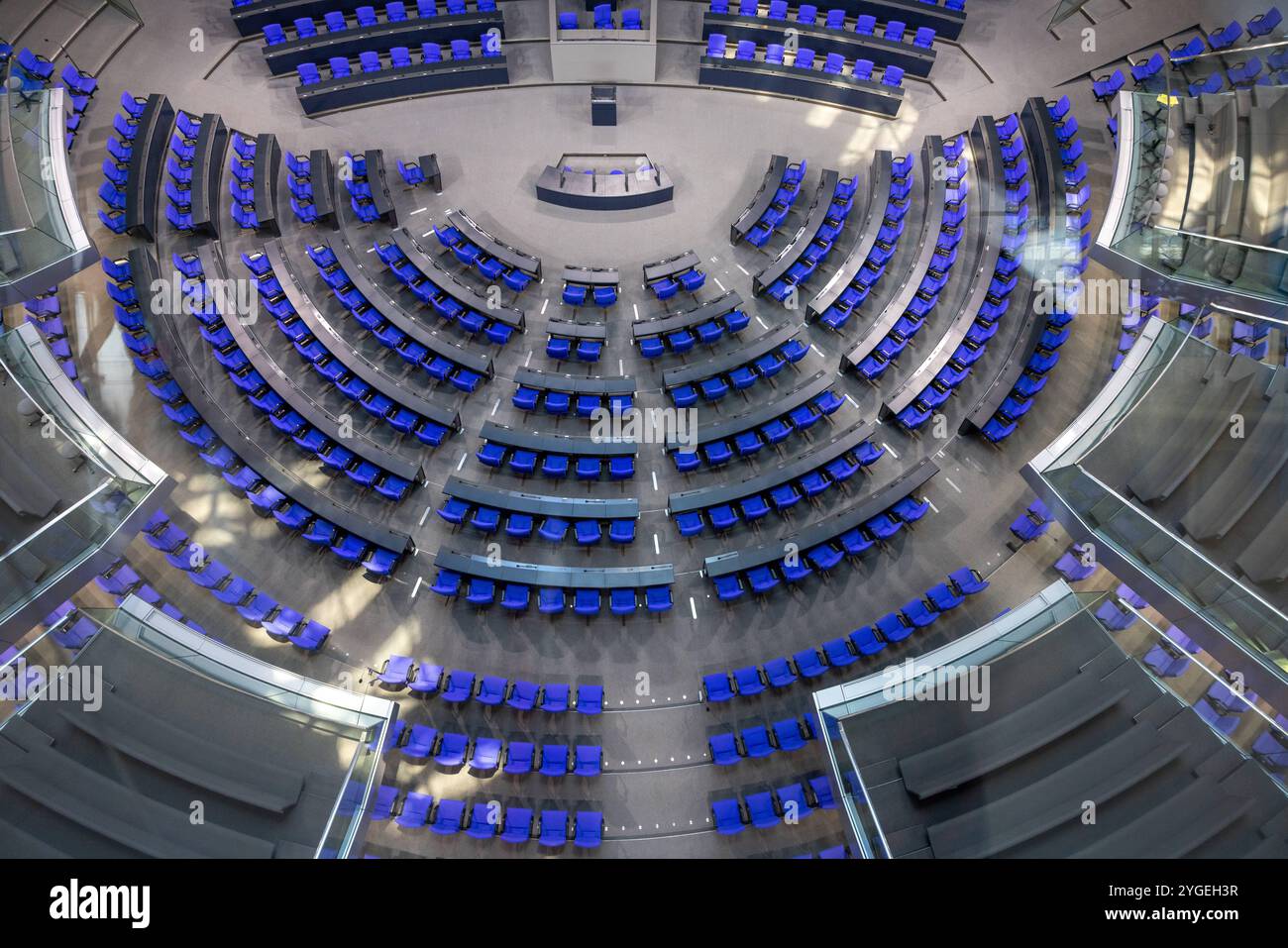Der leere Plenarsaal des Deutschen Bundestags von oben. Deutschland ...