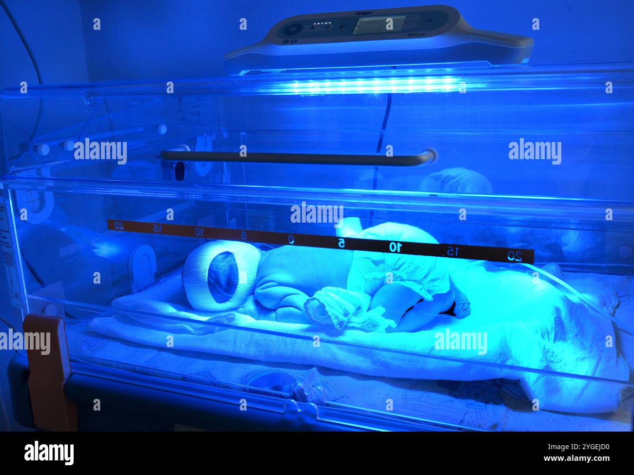 Premature baby in bed incubator hi-res stock photography and images - Alamy