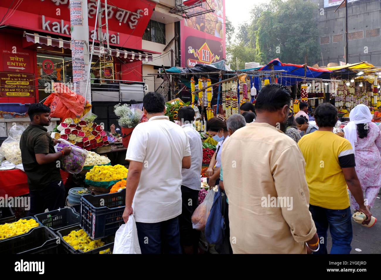 30 October 2024, Pune, Maharashtra, India, Mandai, Pune Residents Flock ...