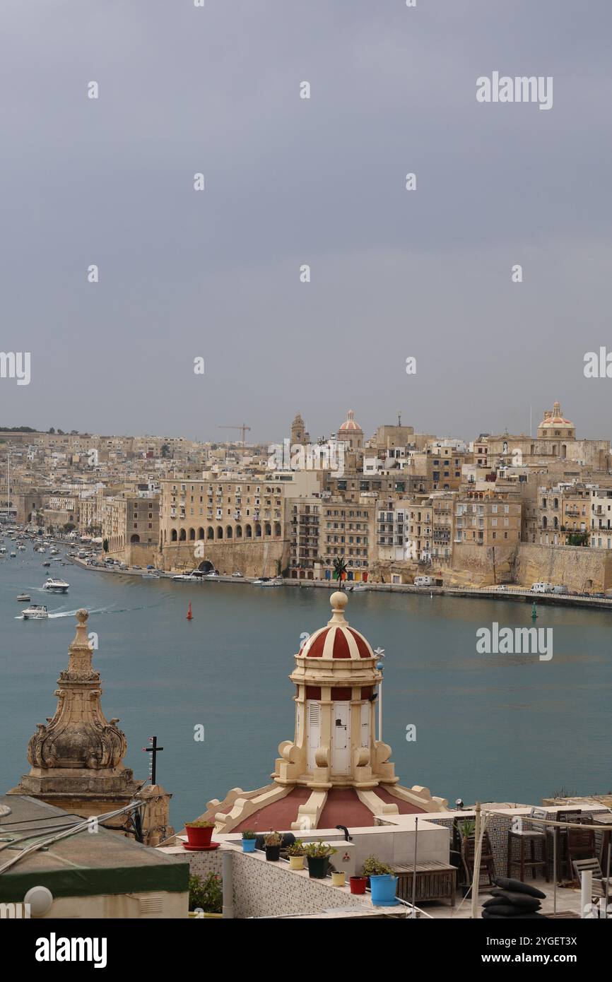 Valletta. Malta. Harbor. Kuppel. Kirche. Kapelle. Hafen. Turm. rotes ...