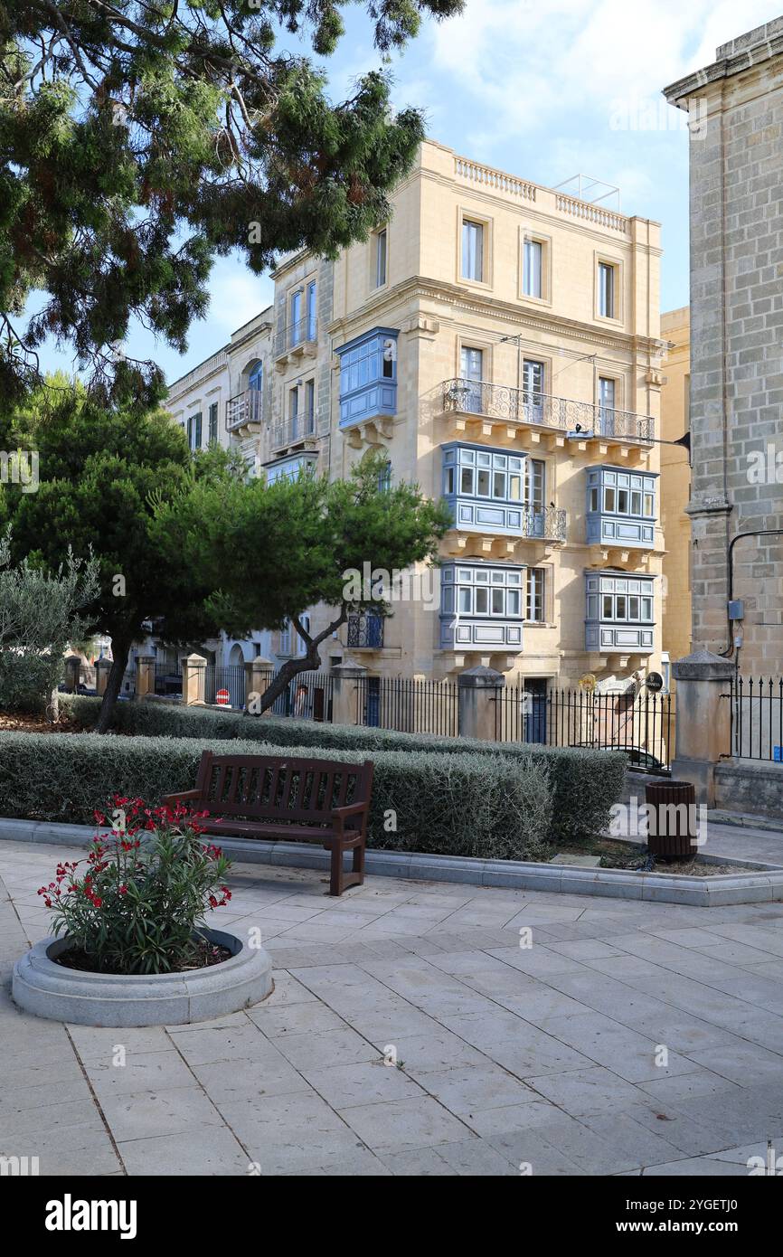 Gnien Hastings. Park. Valletta. Stadtpark. gelbes haus. Erker. bay ...
