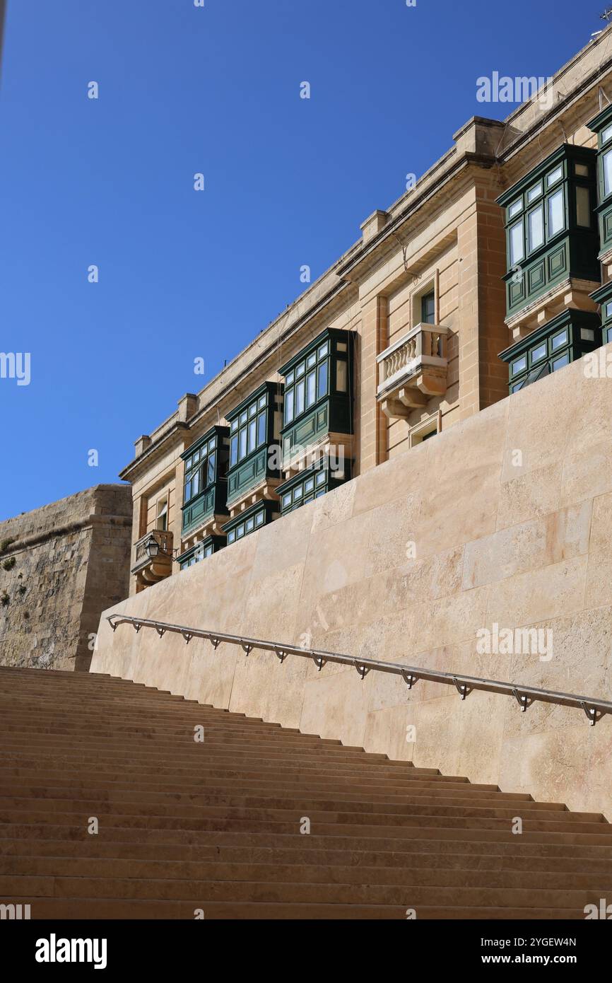 Valletta. Treppe. Stufen. stairs. stages. Kalkstein. limestone. modern ...