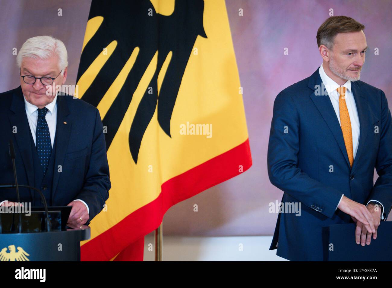 Sieht traurig aus hi-res stock photography and images - Alamy