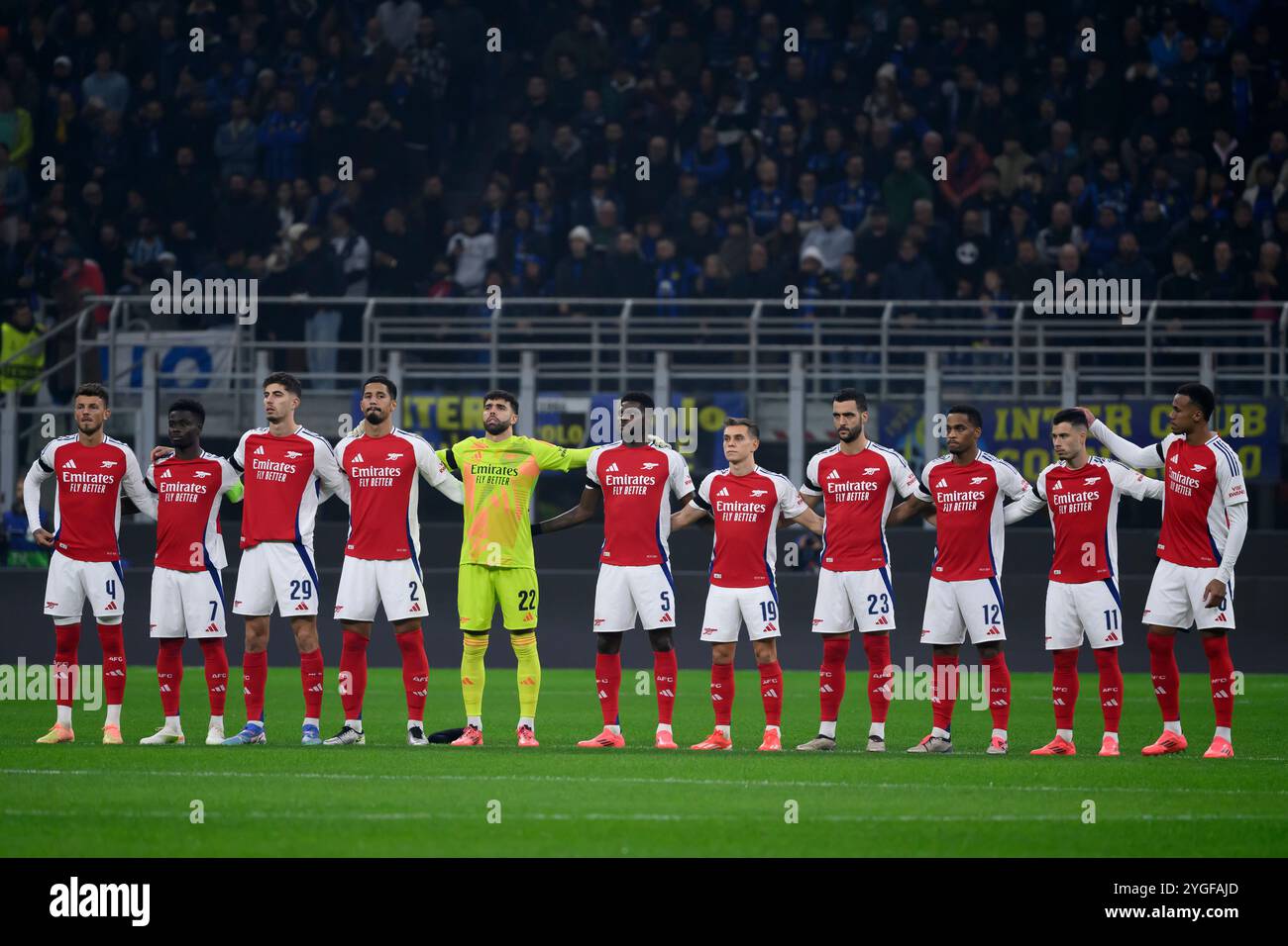 Arsenal players attend the minute of silence for the civtim of Valencia ...