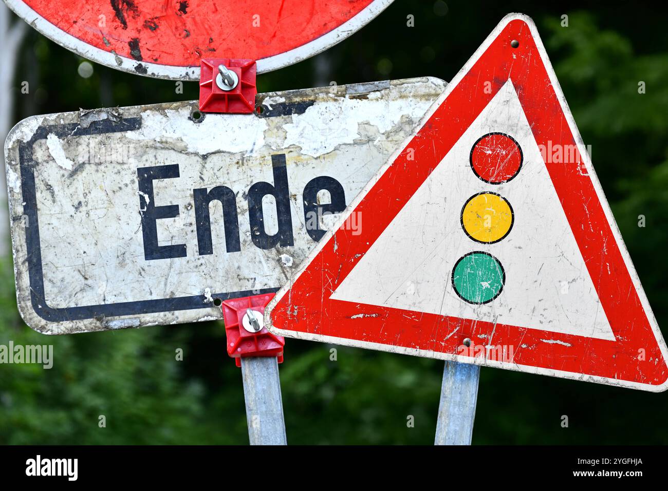 FOTOMONTAGE, Zerkratztes Schild mit Aufschrift Ende und Schild mit ...