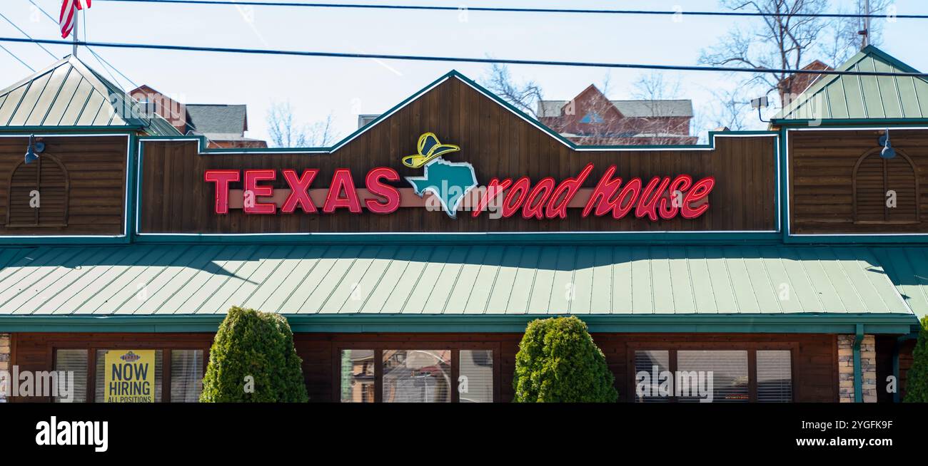 PIGEON FORGE, TN - 12 MAR 2024: Texas Roadhouse sign on the restaurant ...