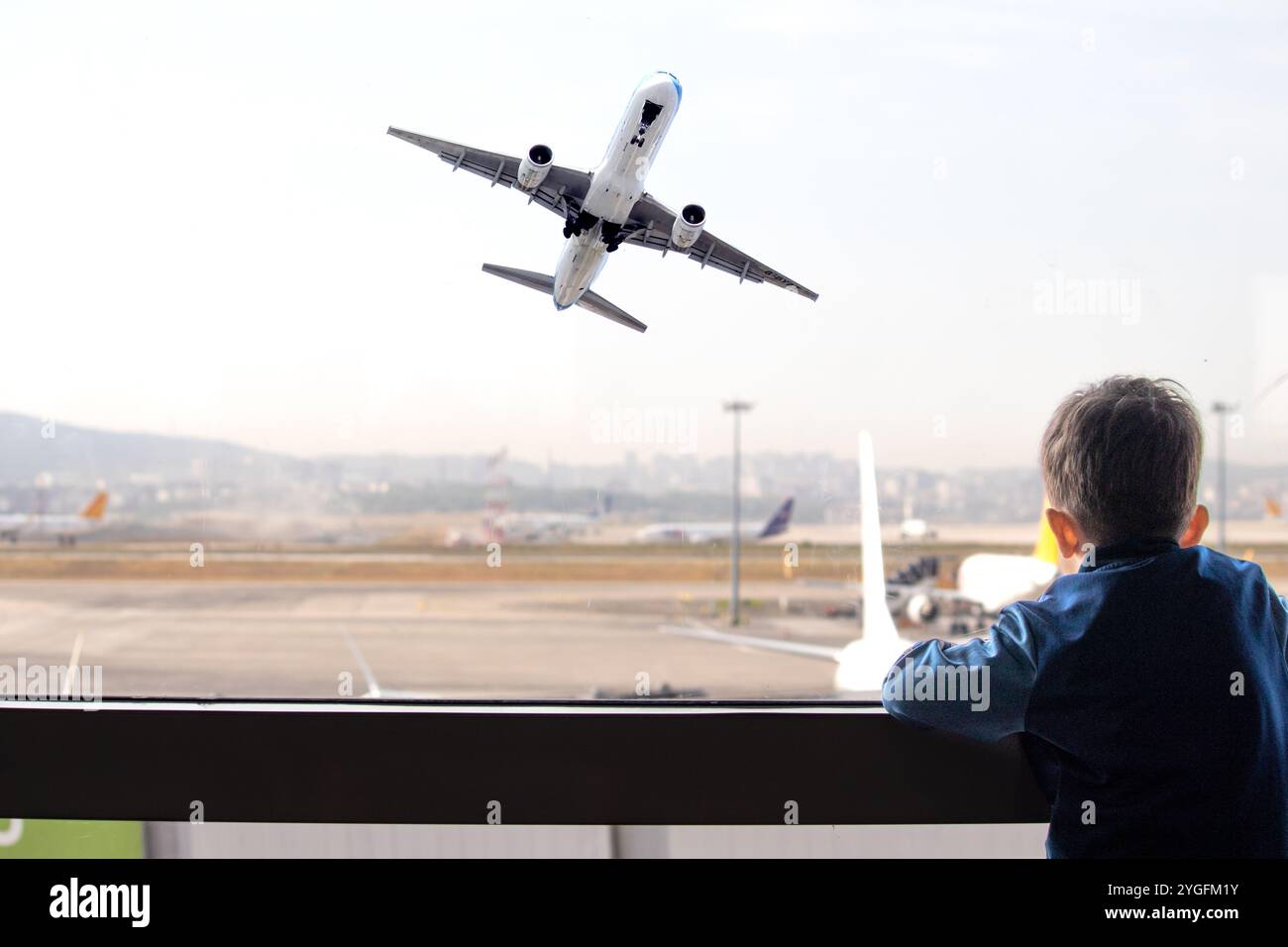 Child watching plane take off hi-res stock photography and images - Alamy