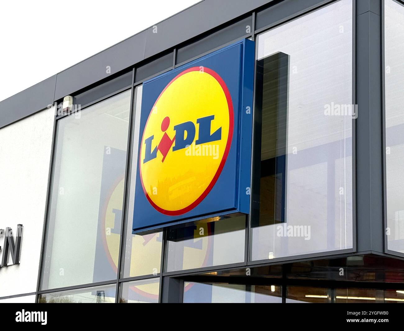 Außenwerbung Logo LIDL *** Outdoor advertising logo LIDL Copyright ...