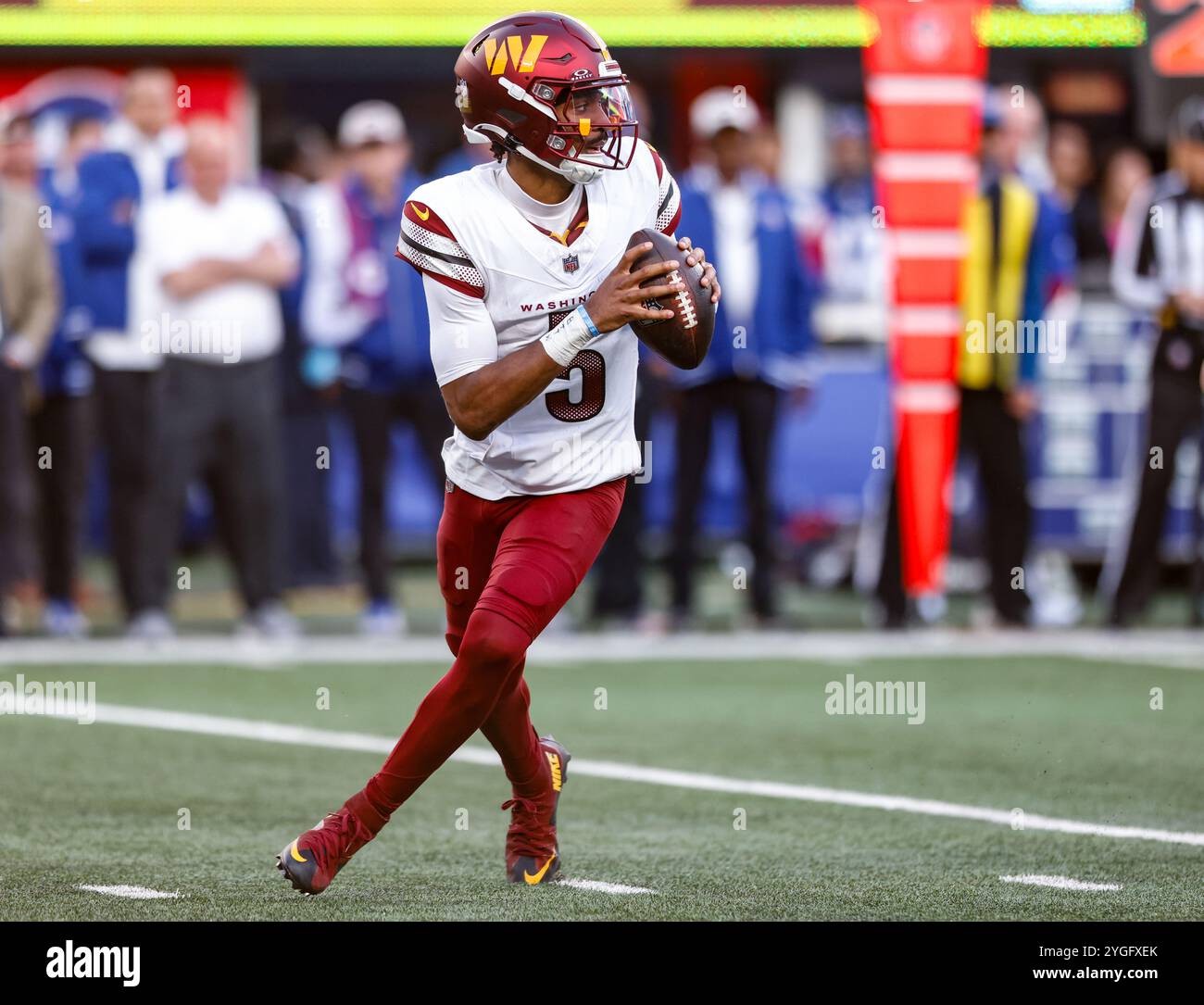 Washington Commanders quarterback Jayden Daniels (5) searches for an ...