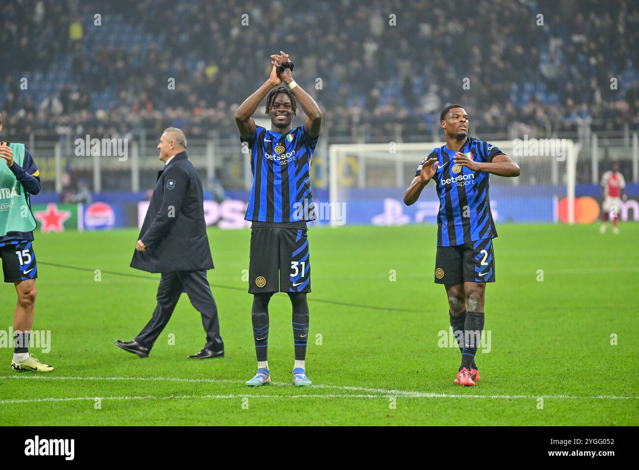 Milano, Italy. 06th Nov, 2024. Yann Bisseck (L) and Denzel Dumfries (R ...