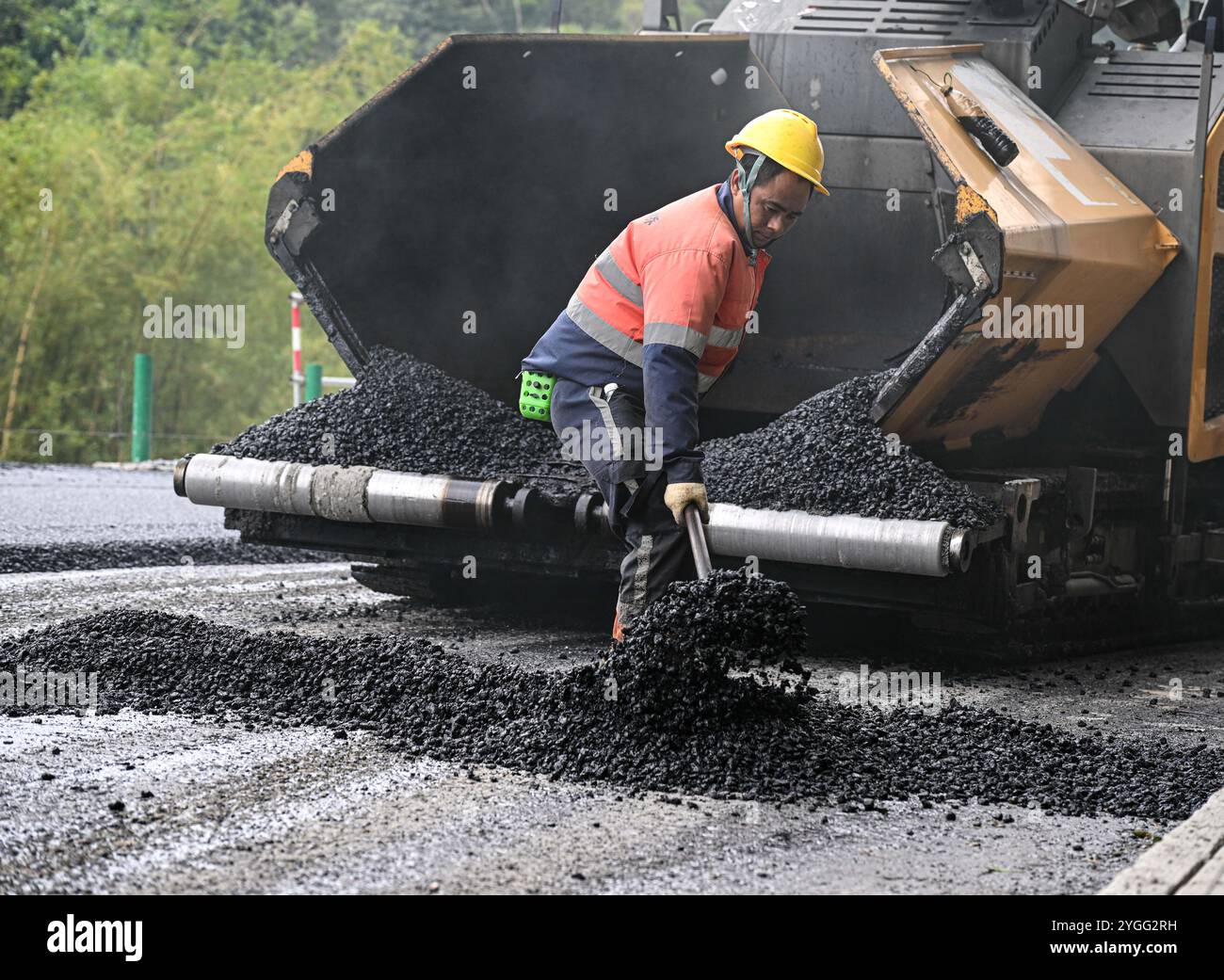 (241107) -- BAOTING, Nov. 7, 2024 (Xinhua) -- A worker works at the ...