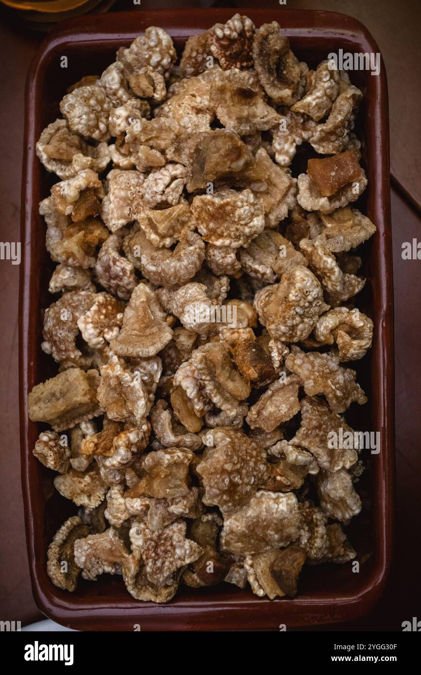 crackling crackling, in a rustic cumbuca, Self service, restaurant food ...