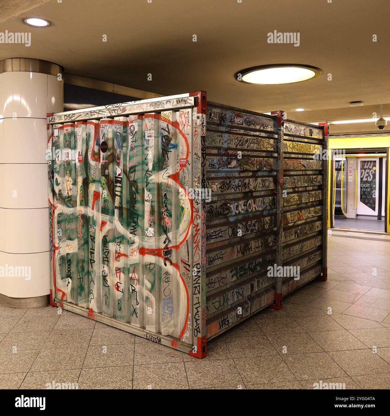 U Bahn. Berlin. Umbau. Renovierung. Stahl container. steel container ...