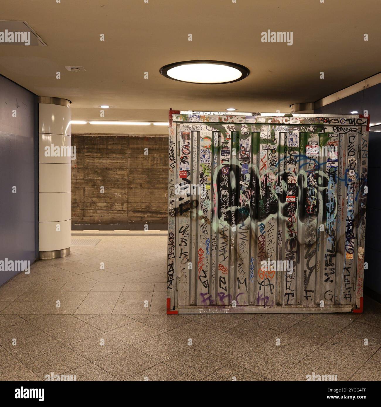 U Bahn. Berlin. Umbau. Renovierung. Stahl container. steel container ...