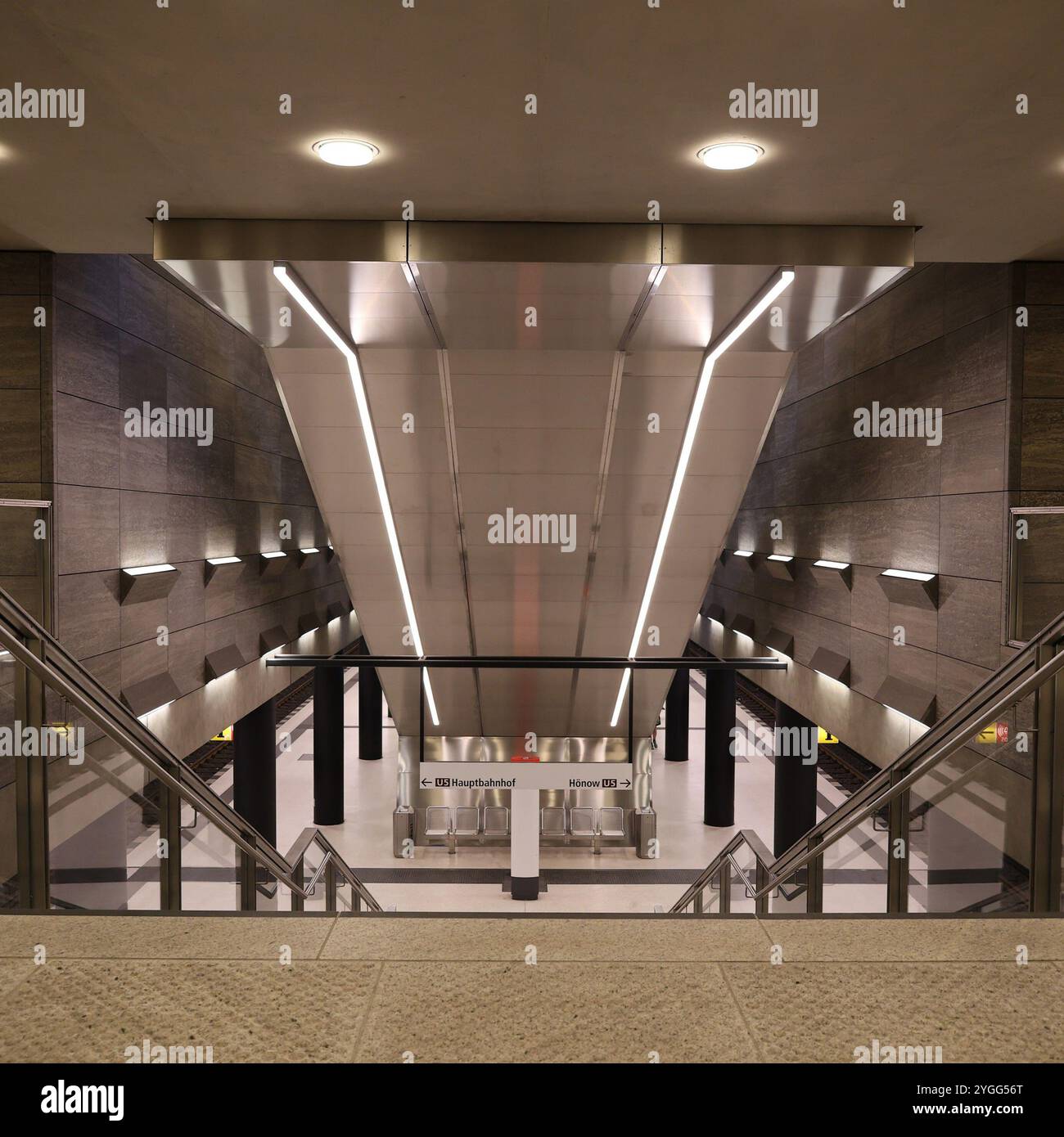 Unter den Linden. U Bahn. Station. Treppe. Beleuchtung. design. Lichter ...