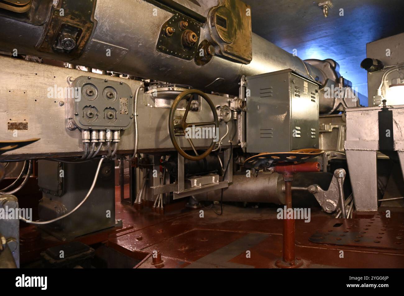Inside the forward Turret of an American Battleship Stock Photo - Alamy
