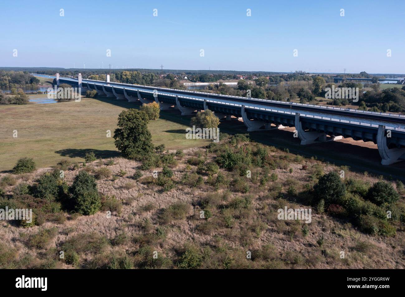 Magdeburg waterway junction, the Mittelland Canal crosses the Elbe here ...