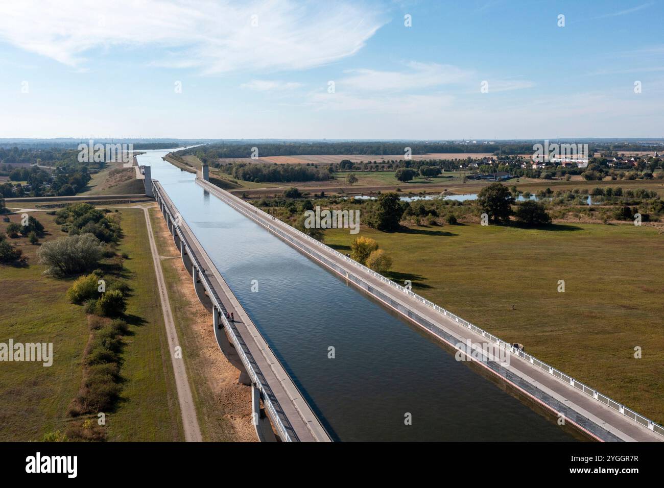 Magdeburg waterway junction, the Mittelland Canal crosses the Elbe here ...