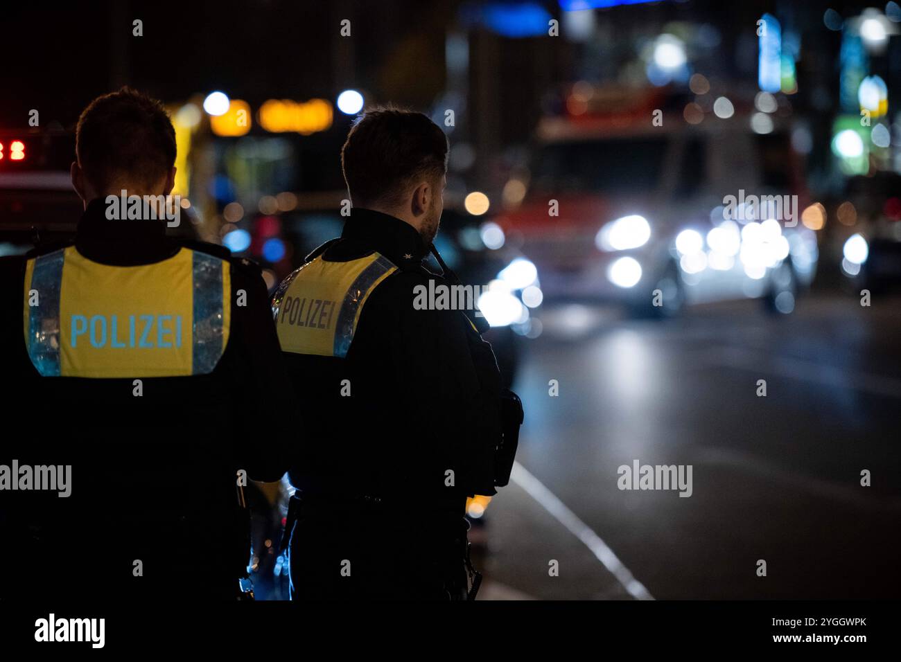 Essen, Germany. 07th Nov, 2024. Police officers stand on the street in ...